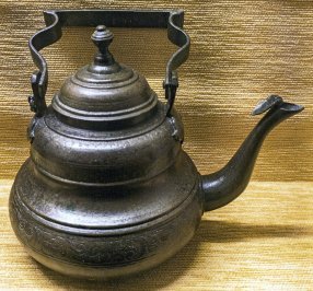 Kettel with a spout [Galle National Museum]