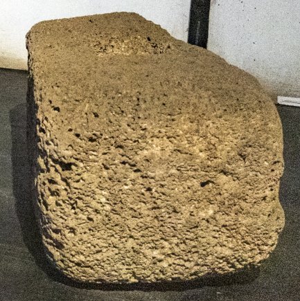 Ancient stone anchor [Maritime Museum (Galle)]