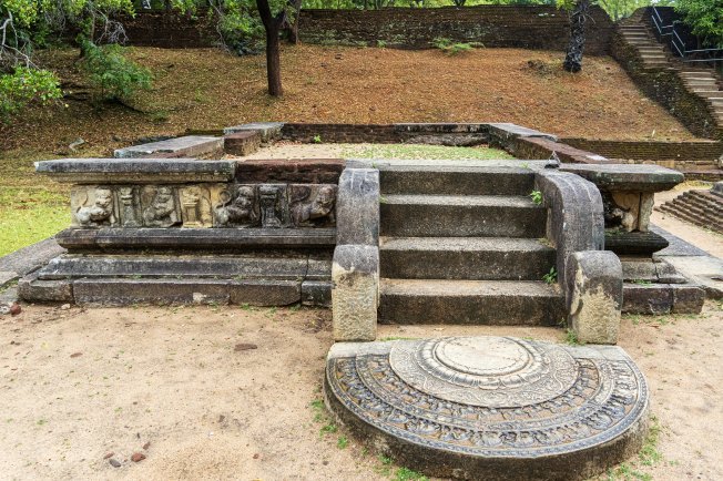 Salu Unana Mandapa [Polonnaruwa (ancient city)]