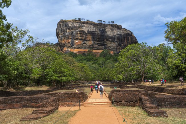 Sigiriya (front view) [Sigiriya rock fortress]