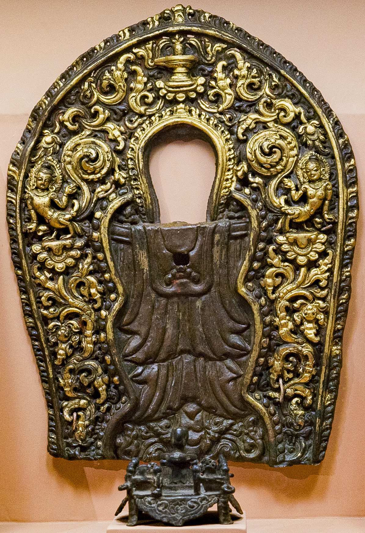 Halo with Linga (Nepal, 15th century) [Patan Museum (Nepal)]