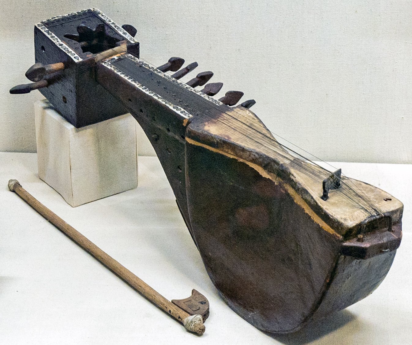 Sarangi (from Kashmir) (19th century) [New Delhi Museum—Musical ...