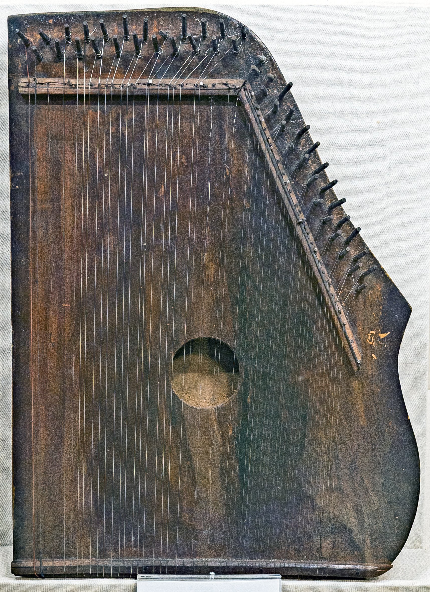 Swar Mandal (20th century) [New Delhi Museum—Musical Instruments]